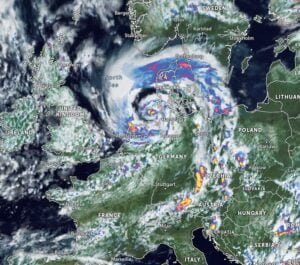Storm Poly - Strongest summer storm on record hits the Netherlands ...